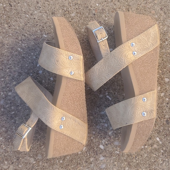 Volatile | Shoes | Volatile Summer Love Wedge Beige Sandals Pattern 8 ...